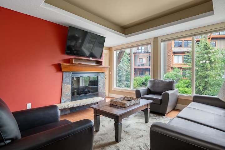 Private Balcony & Fireplace | National Park Pass - Canmore