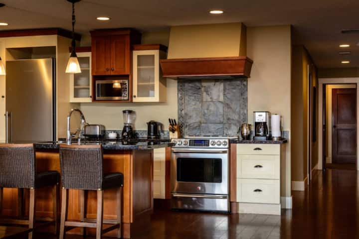 Modern Canmore Retreat | Sleeps 6 + Hot Tub - Canmore