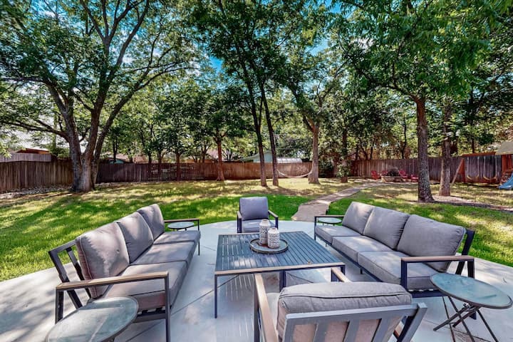 Hot Tub | Gameroom | Large Yard | Lux 5 Br - Arlington, TX