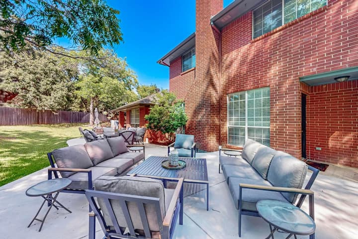 Hot Tub | Gameroom | Large Yard | Lux 5 Br - Arlington, TX