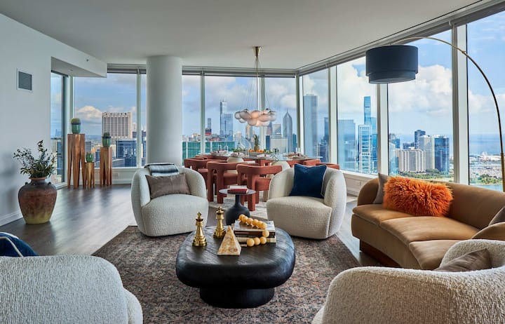 Luxury High-floor Retreats + Lake Views - Chicago, IL