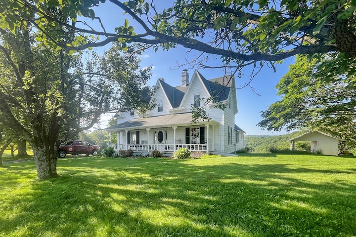 Near Blue Ridge Parkway: Galax Home W/ Mtn Views! - Galax, VA