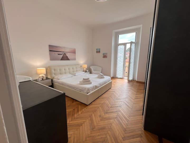 Luxury City Centre Apt With Parking - Varese