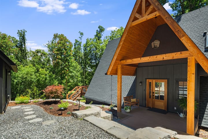 Modern 1972 A-frame: Retro Vibe, Hot Tub + Jukebox - North Carolina