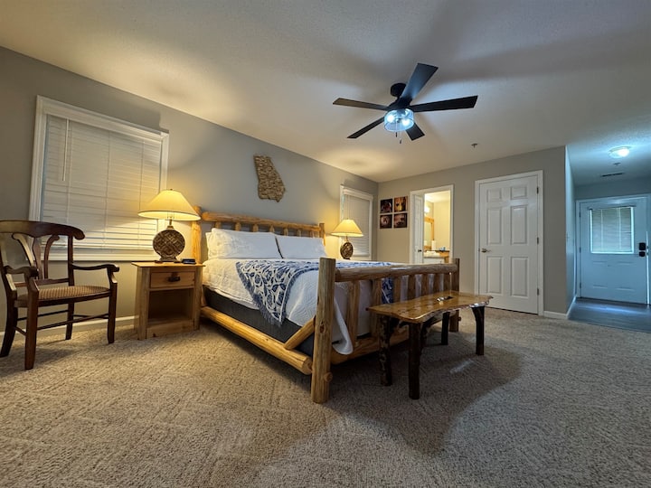 Helen Studio • King Bed + Deck • 1.3 Mi Downtown - Helen, GA