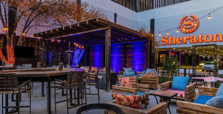 Near Paycom Center + Pool. Restaurant. Bar. - Oklahoma City