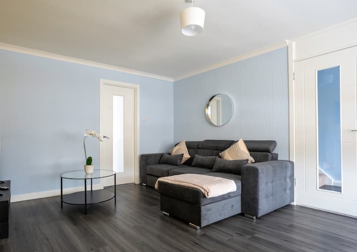 Snug Modern Home In Broxburn - 利文斯通