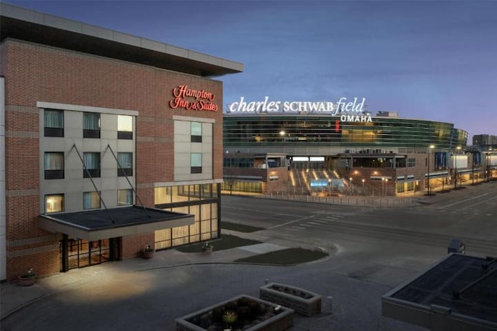 Steps From Schwab Field | Pool And Free Breakfast - Omaha, NE