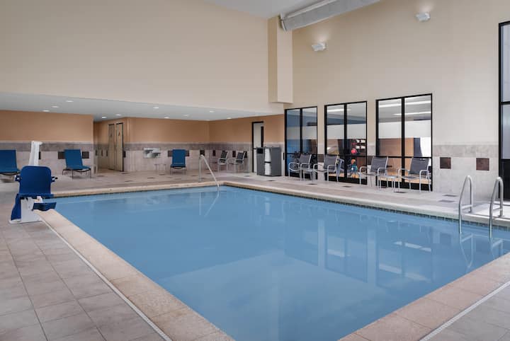 Downtown Omaha Stay | Free Breakfast & Pool - Omaha, NE