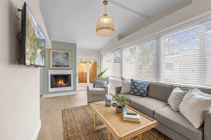 Steps To Beach | King Bed | Parking | Pet-friendly - Cocoa Beach