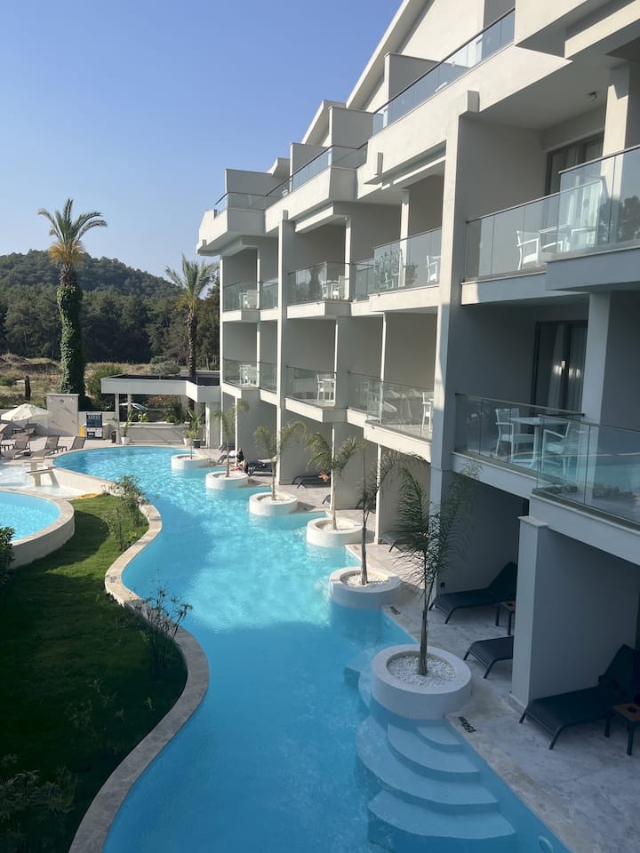 Chic Suite With Balcony & Direct Pool Access - Ovacık