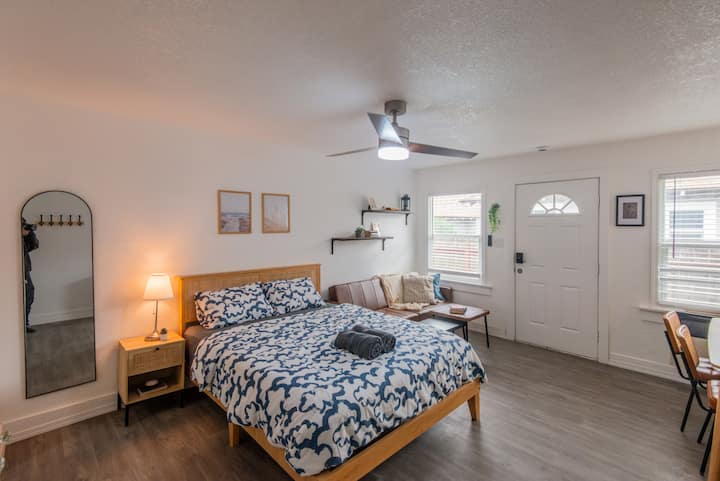 Broadway 18 - Spacious Private Studio - Redondo Beach, CA
