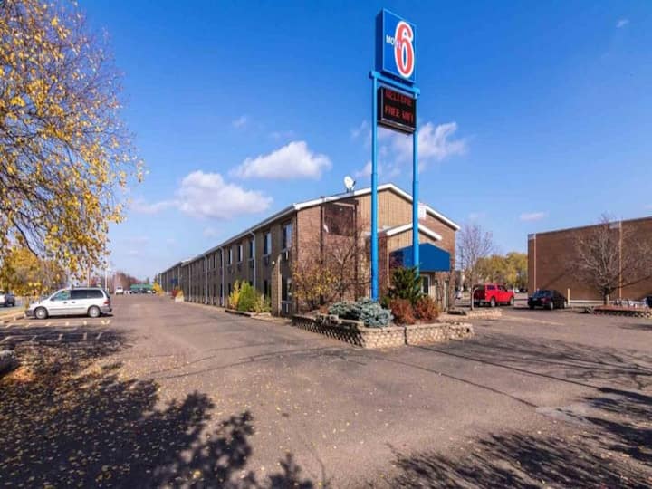 1 Lit Queen | Ns - Eau Claire, WI