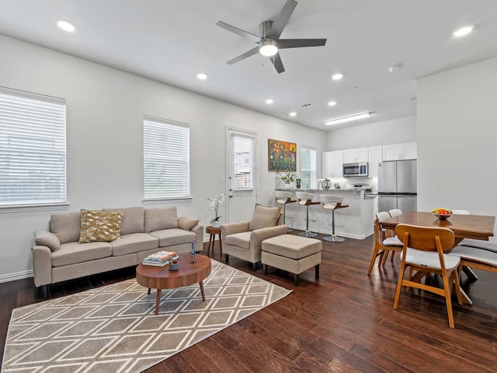 Upscale Irving 3-bedroom Townhome Retreat - Irving, TX