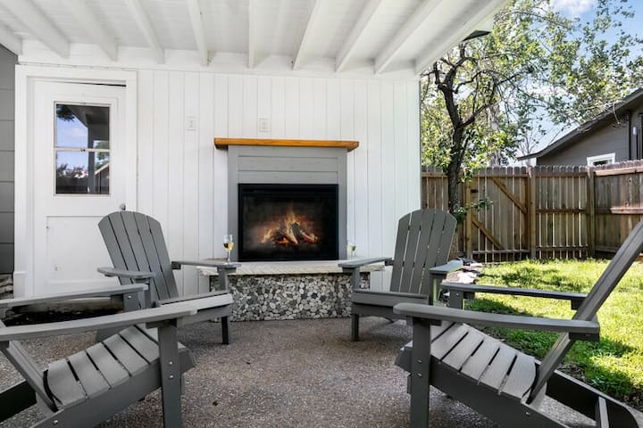 Golden Cottage | 2/1.5, Washer/dryer, Full Kitchen - Fredericksburg, TX