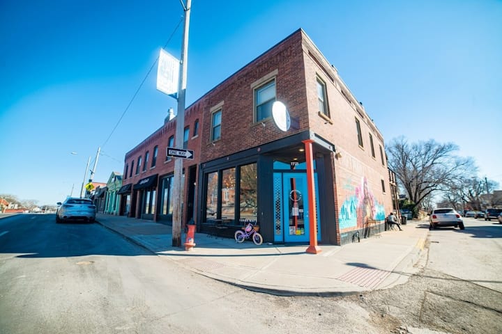 Coffee Shop Loft / Walk To Eat! - Kansas City, KS