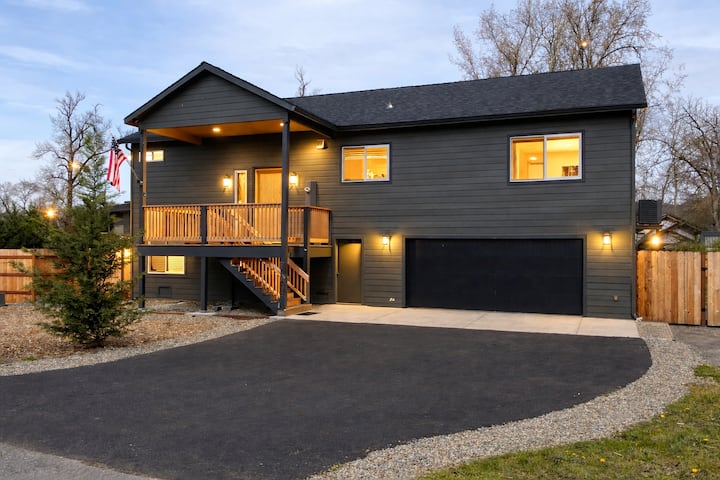 New Riverfront Home On 1 Acre - Wifi, Covered Deck - Grants Pass, OR