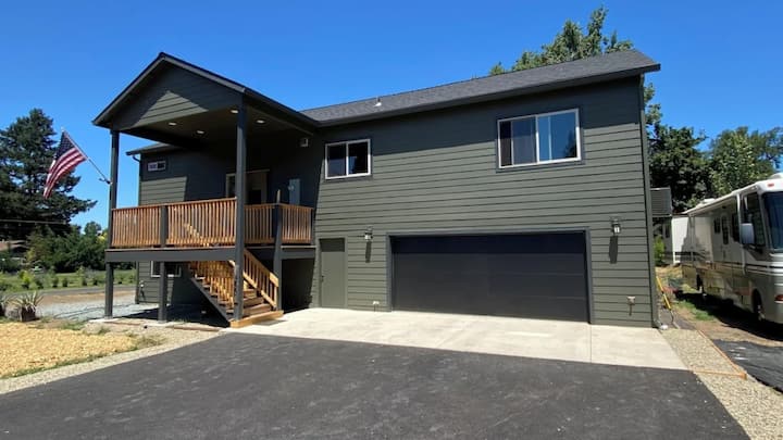 New Riverfront Retreat Home On 1 Acre - Wifi, A/c, - Grants Pass, OR