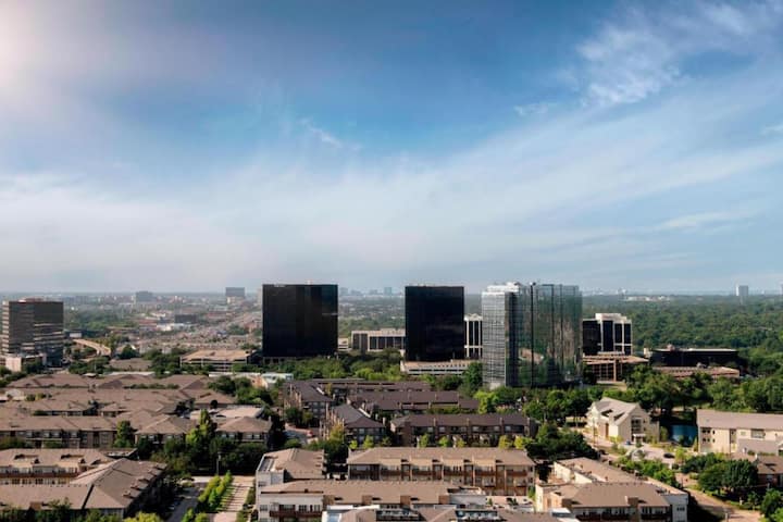 Explore Dallas | Stylish Dining. Outdoor Pool. - Dallas, TX