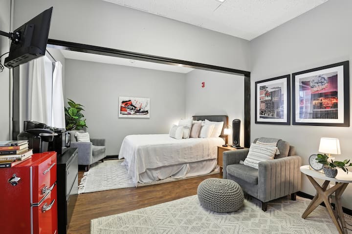 New Listing!  The 483 Suite - Walk To Stadium! - Athens, GA