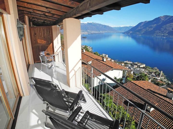 Beautifully Located With Stunning Views Over Lake - Brissago