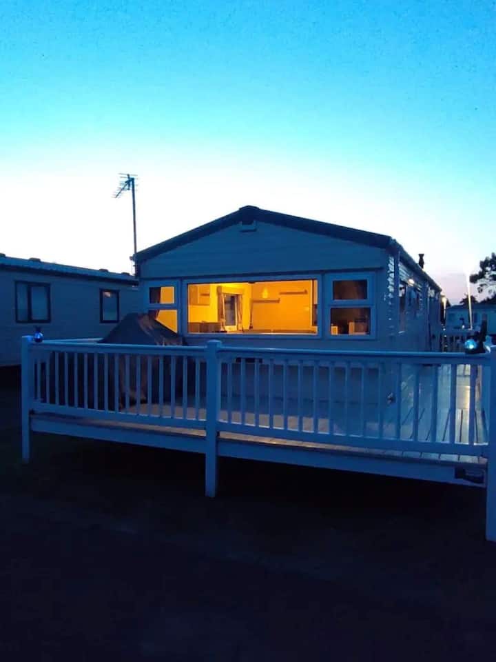 Caravan With Decking At Naze Marine Ref 17009wc - Walton-on-the-Naze