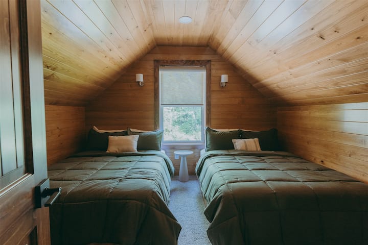 Near Ski Resort, Hot Tub, Fire Pit, Pickleball - Pocono Mountains, PA