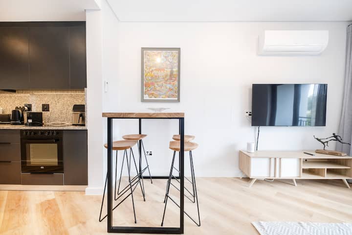 Paarl: Lux Modern 2 Bedroom Apartment With Parking - Paarl