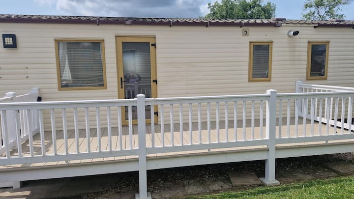 Caravan With Decking At Dovercourt Ref 44002f - Walton-on-the-Naze