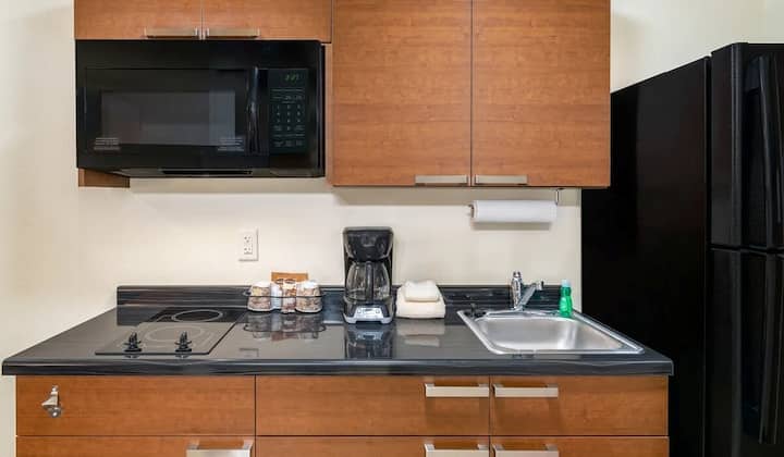 Cozy Room W/ Mini Kitchen Near Riverside Park - Davenport, IA