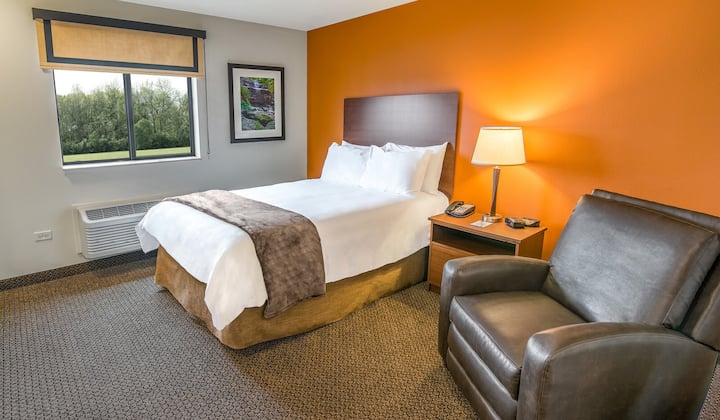 Central Room W/ Kitchenette, Close To Attractions - Davenport, IA