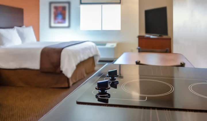 Discover Local Gems; Stay At Pet-friendly Room - Davenport, IA