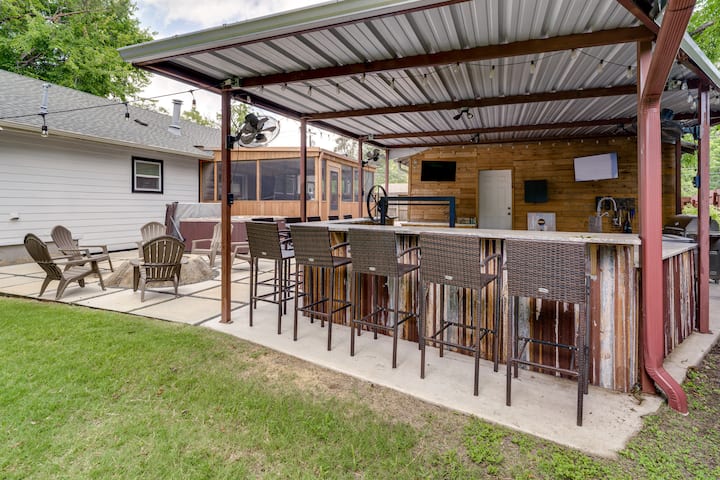 Hot Tub + Outdoor Kitchen: Stylish Home In Bryan - Splash pad, Bryan