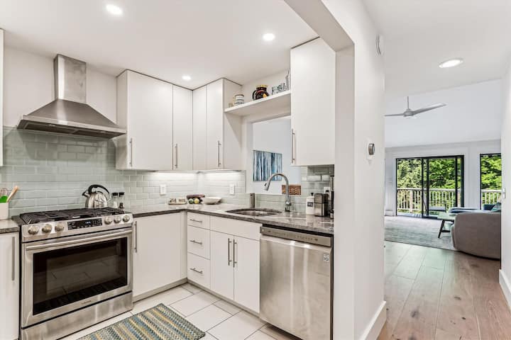 Rivercourt Condo D2: 1 Br+ Loft, A/c, Decks! - Stowe, VT