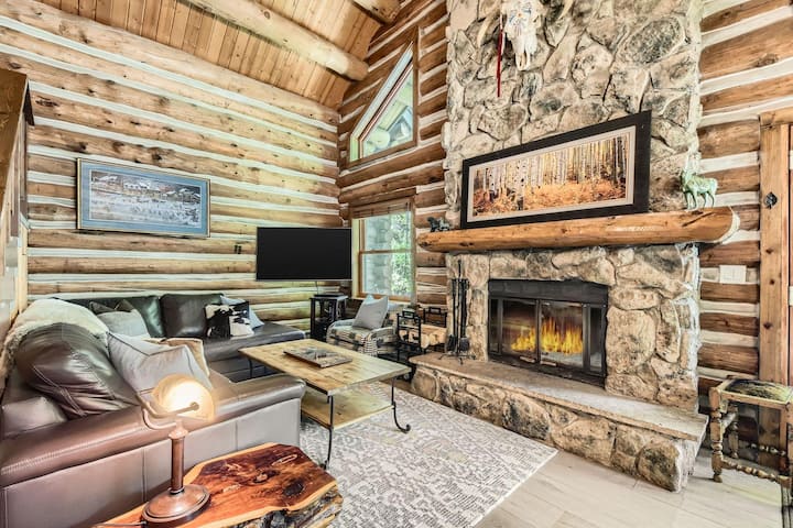 Luxe Log Cabin On Gore Creek In Vail - Vail, CO