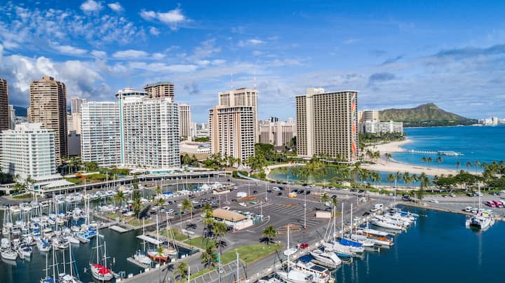Ocean & Fireworks Condo Steps Away From The Beach - O‘ahu, HI