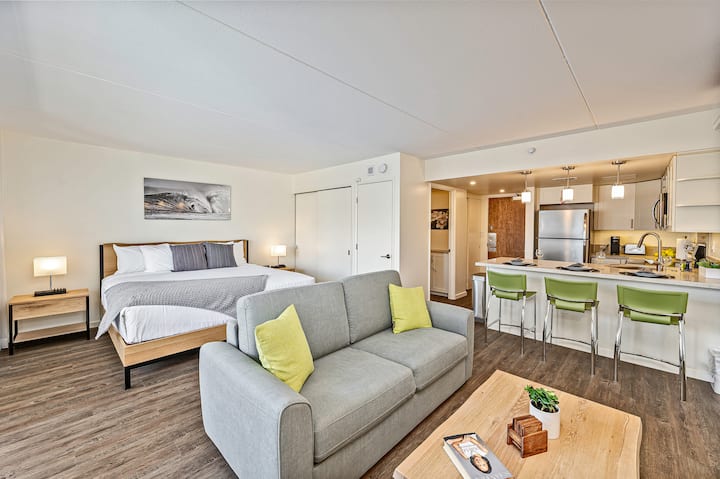Ilikai Hotel Renovated Condo Steps Away From Beach - O‘ahu, HI