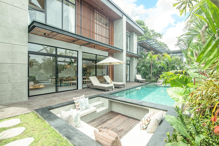 Luxury 5br Retreat, 400m From Café Del Mar Shore - Seminyak
