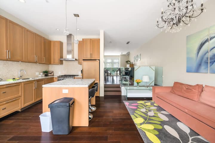 Spacious 5br Townhome In Ubc | Steps To Campus - Grouse Mountain