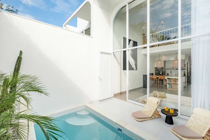 New Stylish Modern Villa • 3 Min To Beach W/cinema - Kuta Selatan