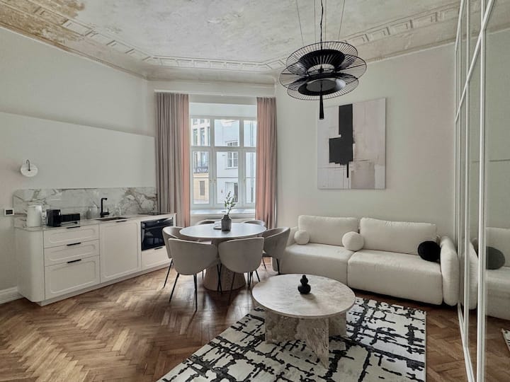 Spacious Apartment With 2 Bedrooms And A Kitchen - Warschau