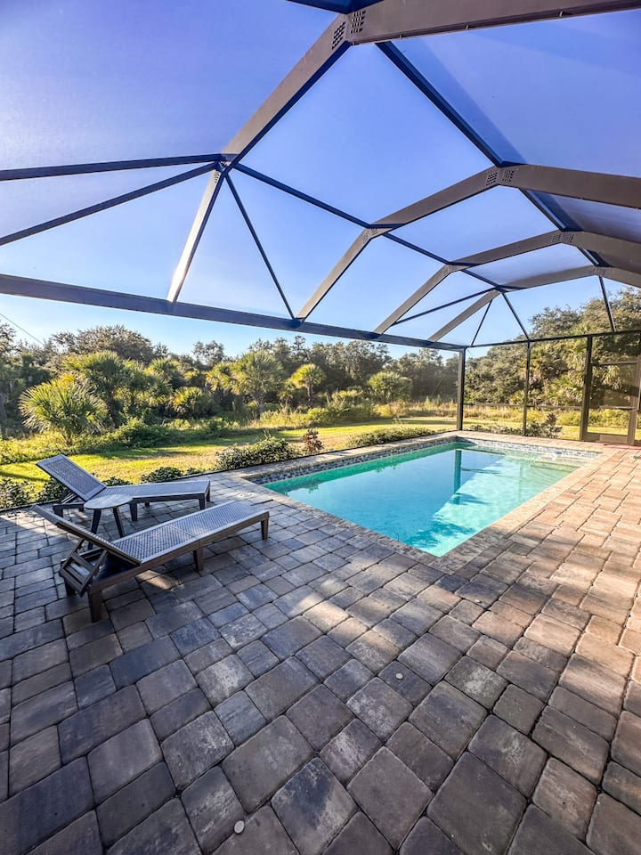 Poolside Palms Getaway - Port Charlotte