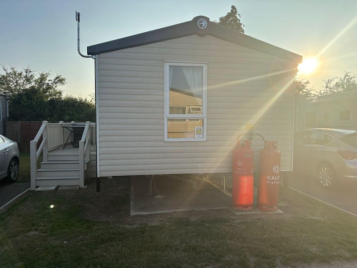 Caravan With Decking At Oaklands Park Ref 39042cf - Clacton-on-Sea