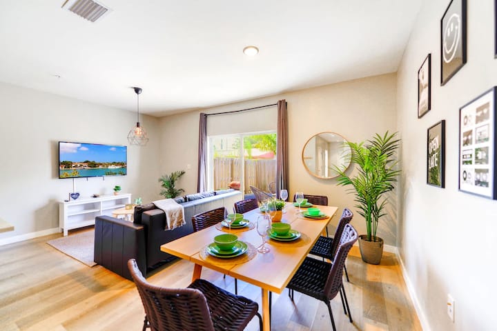Modern Miami Townhouse | Free Parking - Miami Gardens, FL