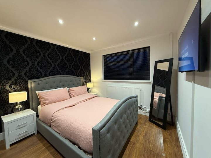 3 Bed House - Sleeps 6 - Parking - Wifi - Bridgend