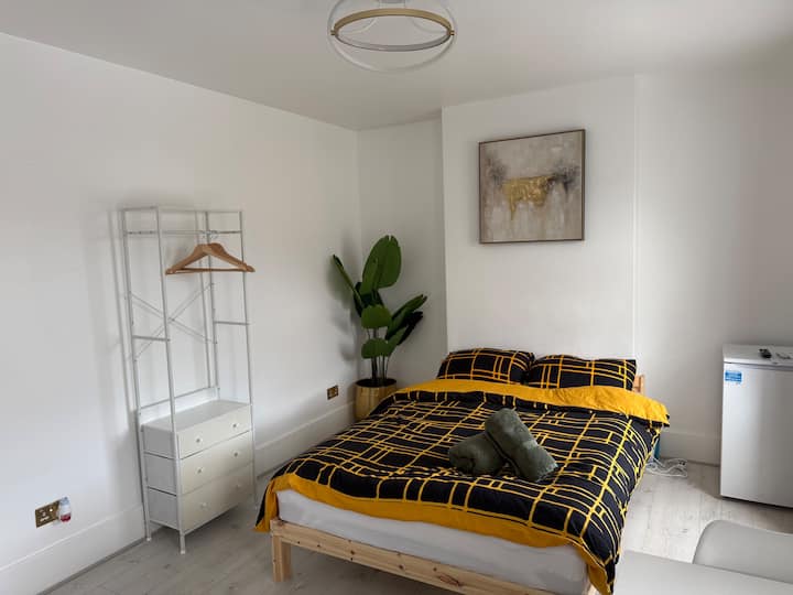 Studio Sleeps 2 With Air Conditioning - Croydon, UK