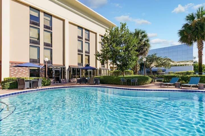 Coastal Access + Pool, Gym & Free Breakfast - Pompano Beach, FL