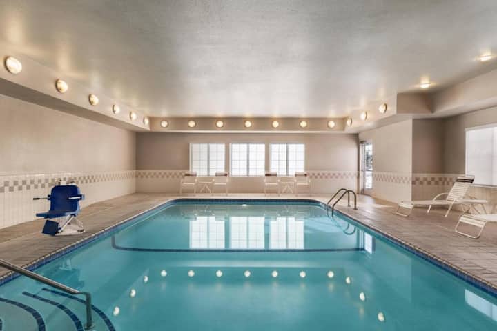 Near El Paso Airport + Free Breakfast. Pool. Gym. - El Paso, TX