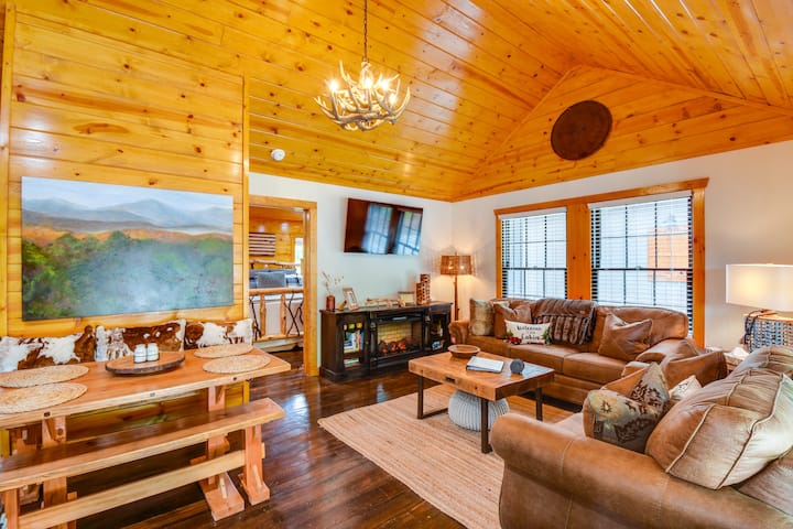 6 Mi To Helen: Mtn-view Retreat W/ Hot Tub! - Clarkesville, GA