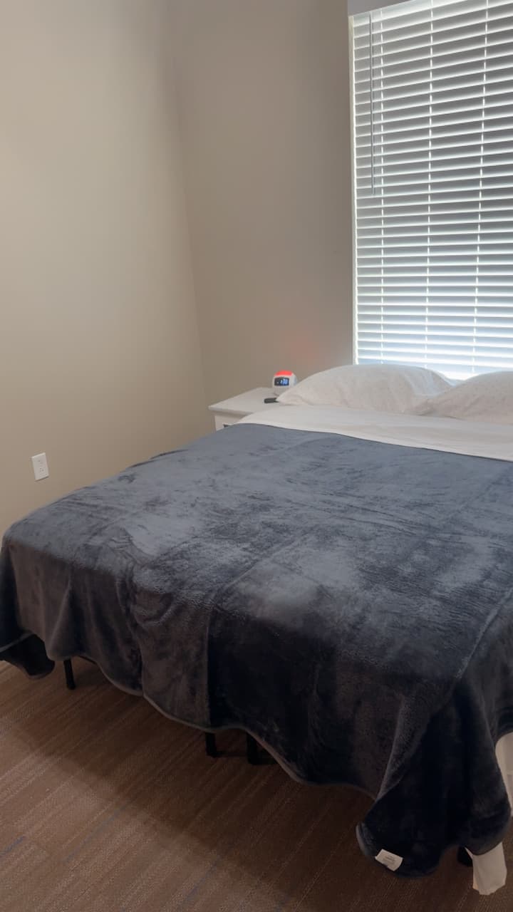 Newly Remodeled! A11 Deluxe Three Room Suite - 2 K - Water Park, Mattoon